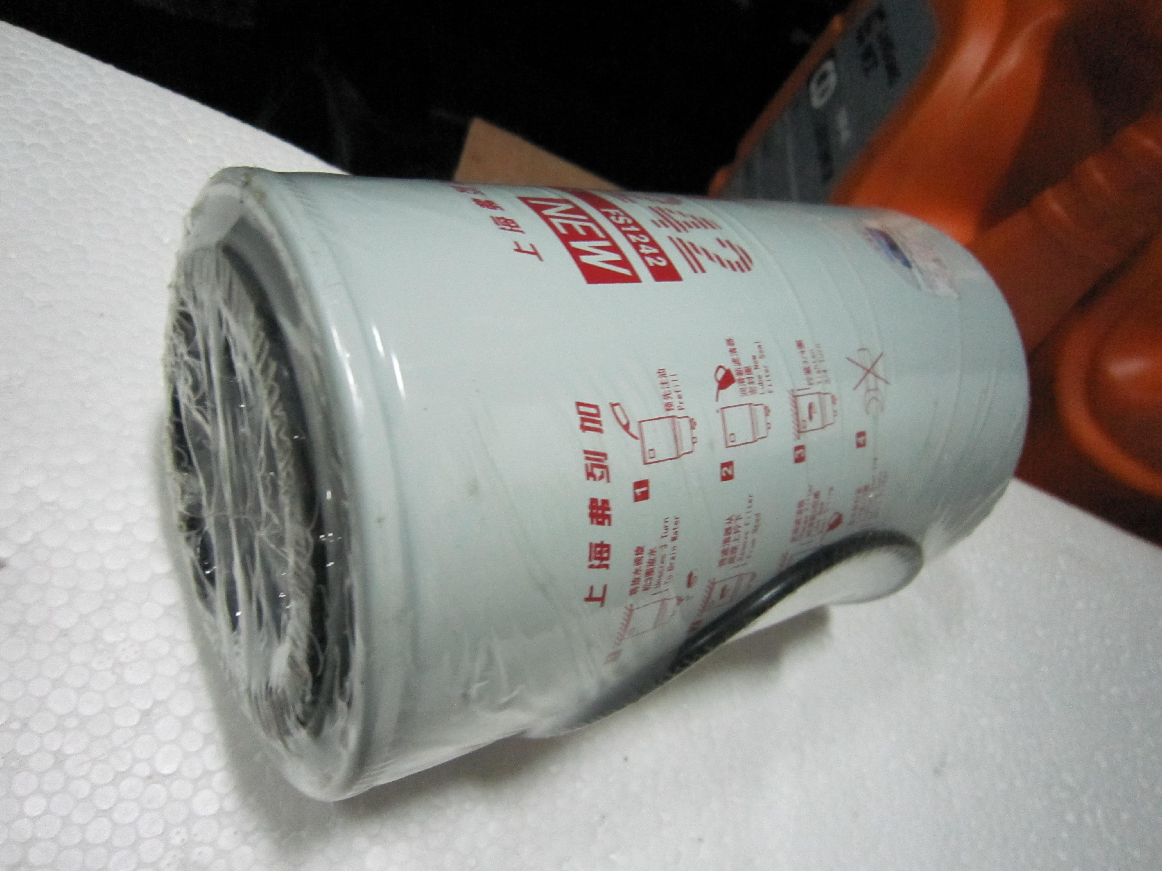 White Color 53C0104 Excavator Oil Filter / FS1242 Fuel Filter